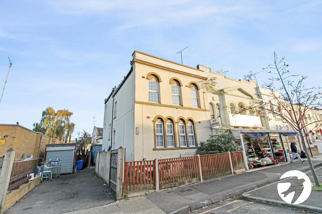 Peacock Street, Gravesend, Kent, DA12 2 bed flat - £1,100 pcm (£254 pw)