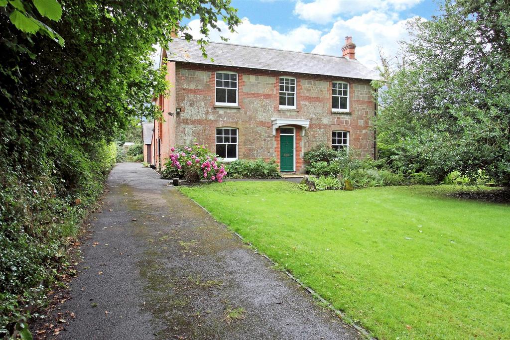 Shaftesbury Road, Fovant 4 bed detached house - £2,150 pcm (£496 pw)