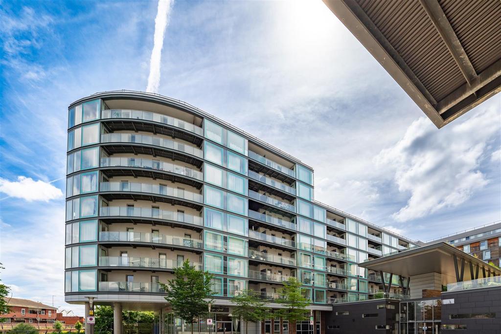 Station Approach, Hayes UB3 1 bed apartment - £215,000