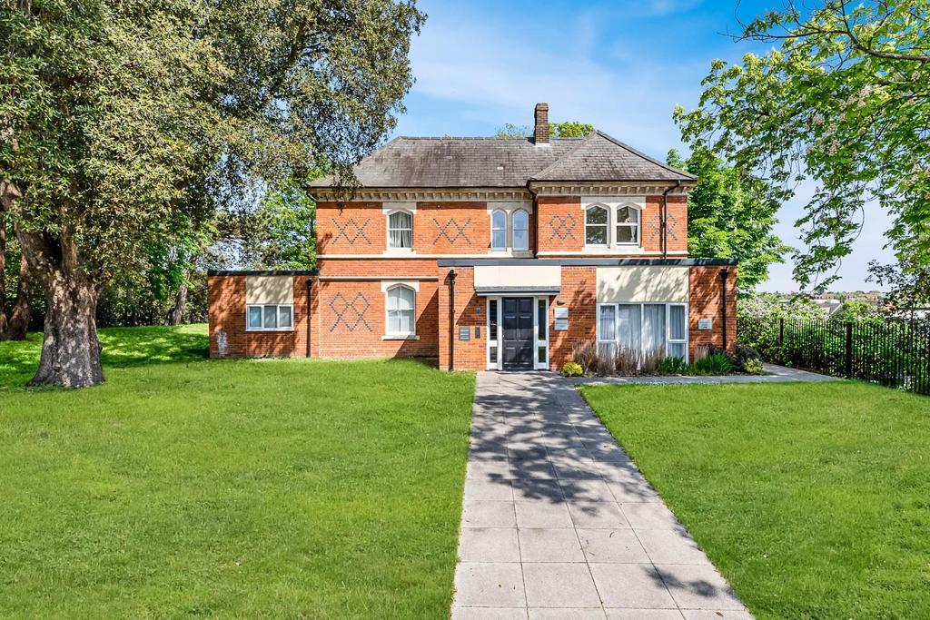 Old Rectory Drive, Colchester 2 bed apartment - £250,000