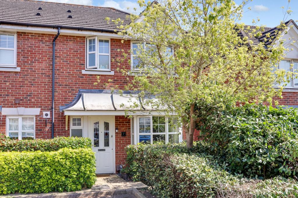 Faraday Place, West Molesey, KT8 3 bed semi-detached house - £525,000