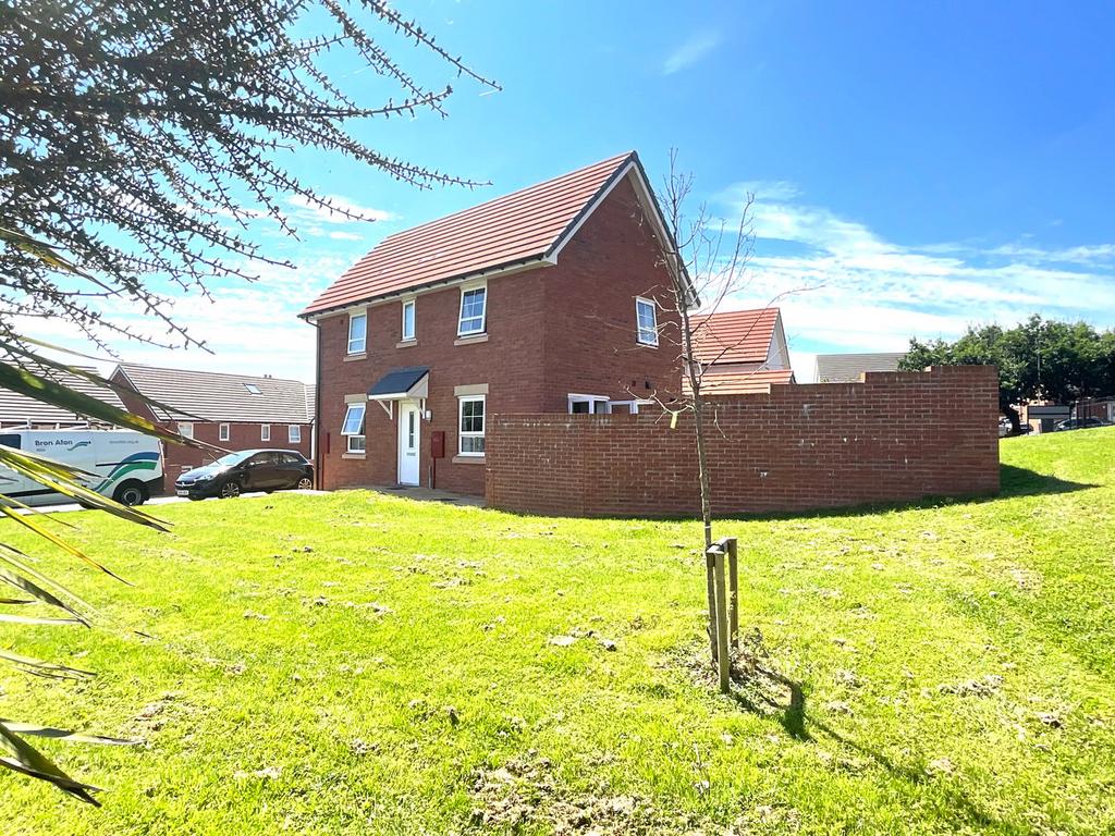Alba Avenue, Cwmbran NP44 3 bed detached house - £295,000