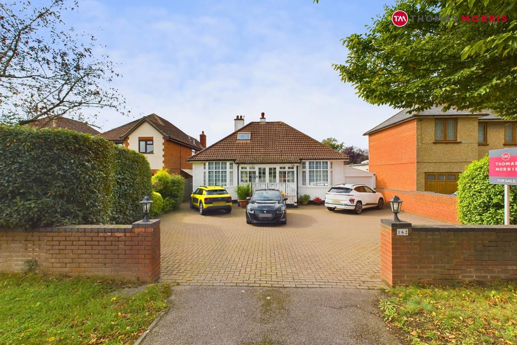 London Road, Bedfordshire SG18 3 bed bungalow - £550,000
