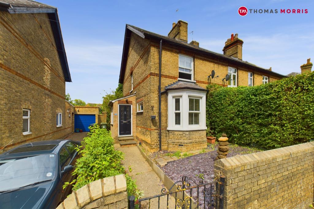 London Road, Bedfordshire SG18 2 bed end of terrace house - £1,200 pcm ...