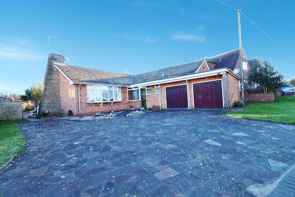 Nine Ashes Road, Brentwood CM15 3 bed detached bungalow for sale - £565,000