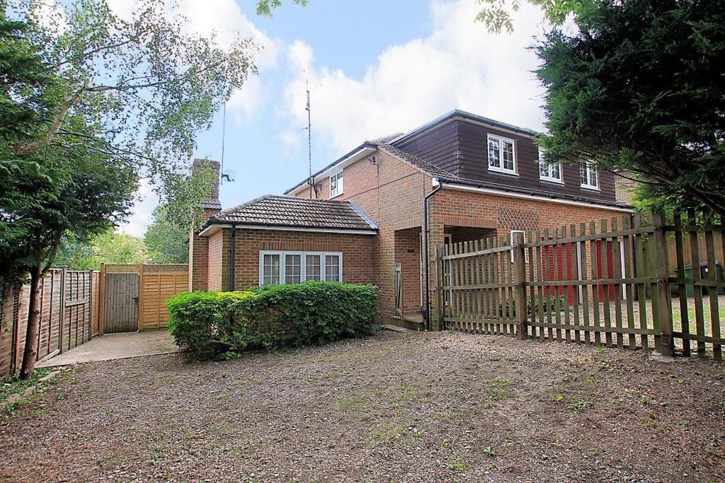 Purley Rise, Reading RG8 4 bed detached house - £2,100 pcm (£485 pw)