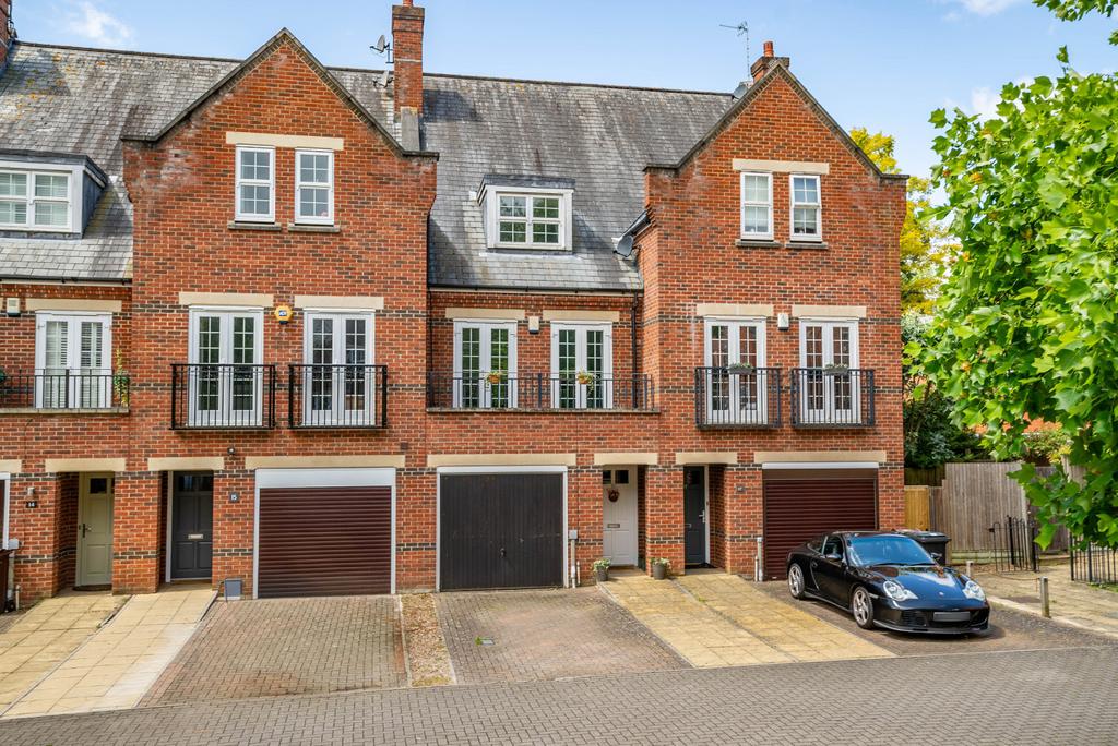 Azalea Close, St. Albans AL2 3 bed terraced house - £675,000