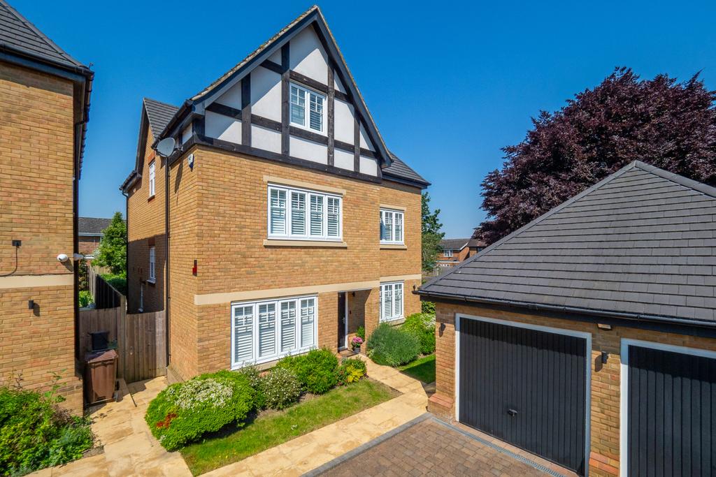 Fowey Place, South Sutton SM2 6 bed detached house - £1,250,000