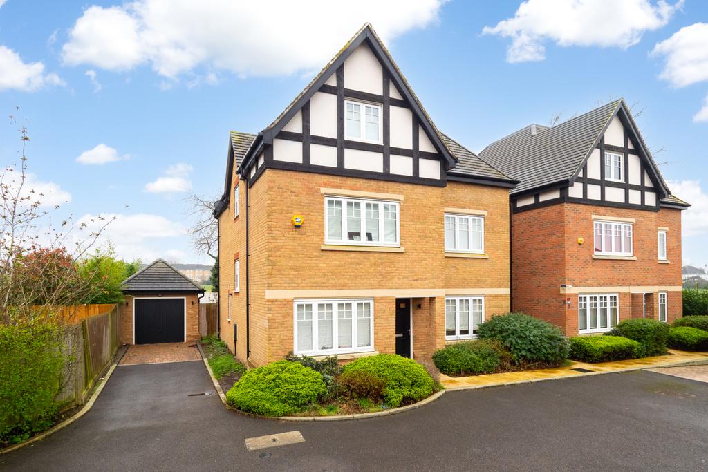 Fowey Place, Sutton SM2 7 bed detached house to rent - £3,750 pcm (£865 pw)