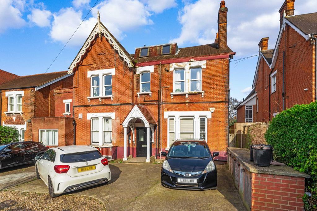 Hopton Road, Streatham SW16 3 bed apartment - £400,000