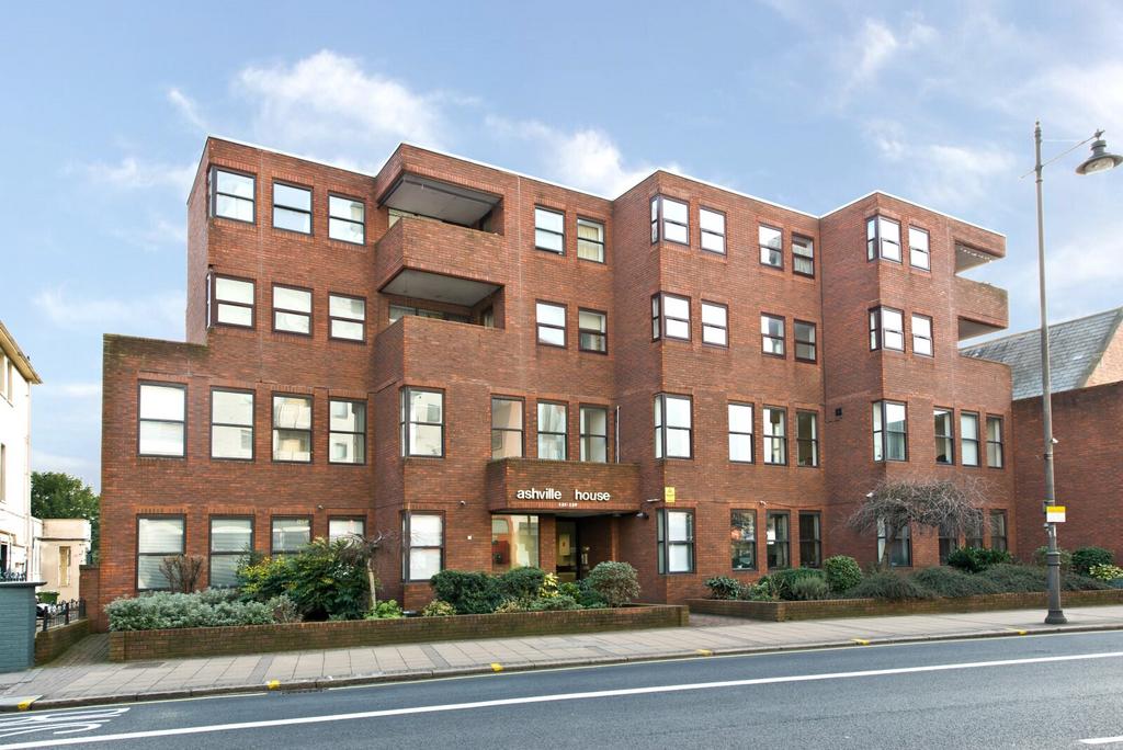 The Broadway, London SW19 1 bed apartment - £1,650 pcm (£381 pw)