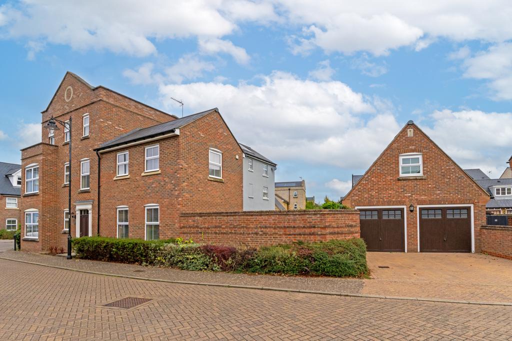 Felstead Crescent, Essex CM24 5 bed detached house - £625,000
