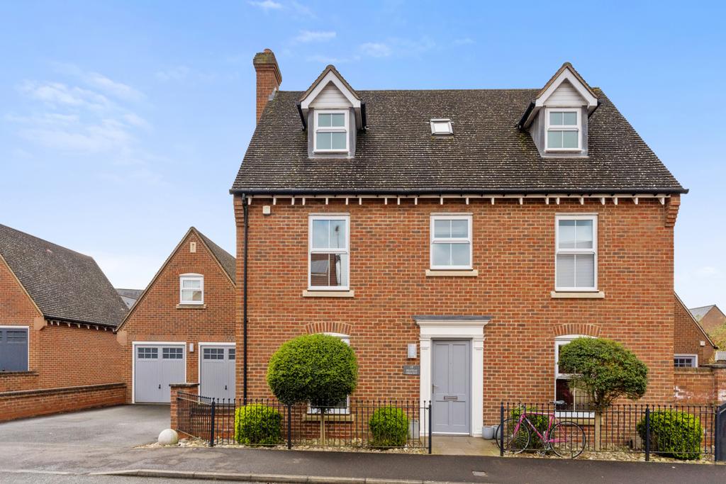 Felstead Crescent, Essex CM24 5 bed detached house for sale - £675,000