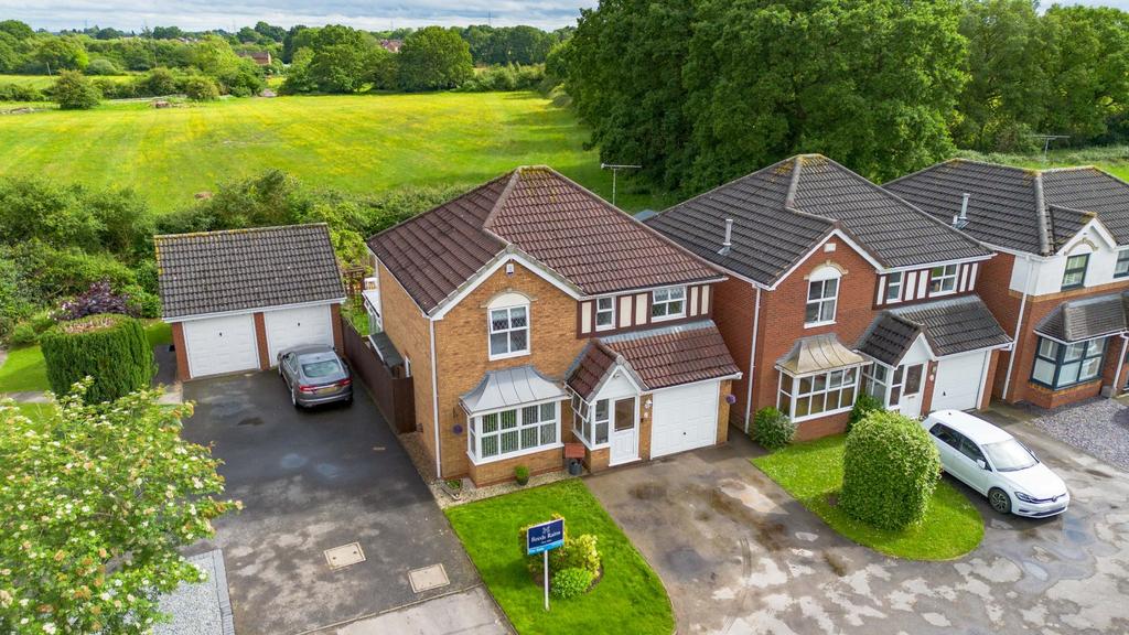 Dove Close, Warwickshire CV12 4 bed detached house - £325,000