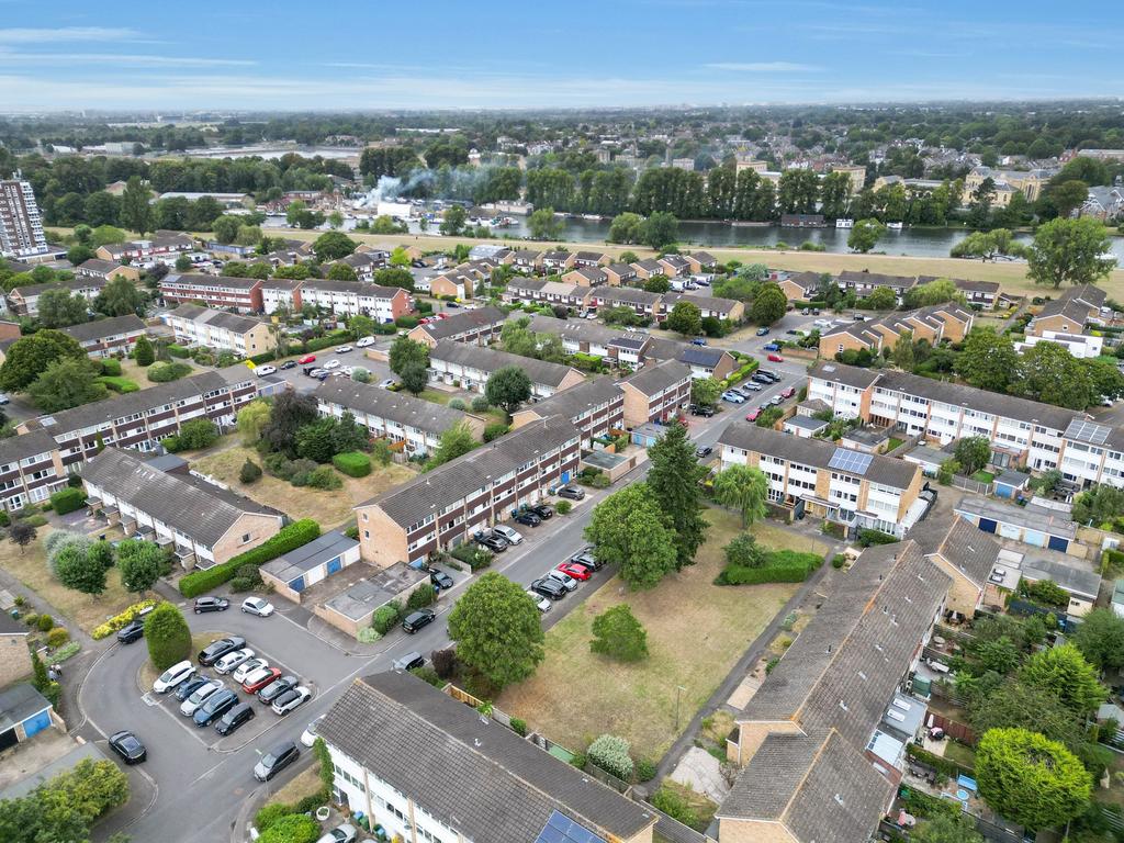 Bedster Gardens, West Molesey, KT8 4 bed townhouse - £575,000