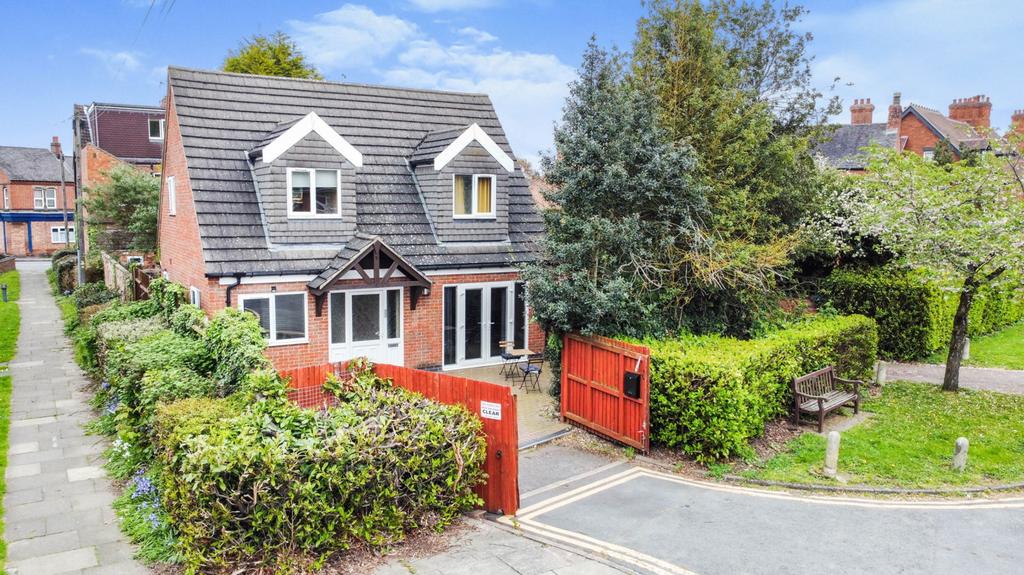 Beacon Road, Loughborough LE11 2 bed detached house - £245,000