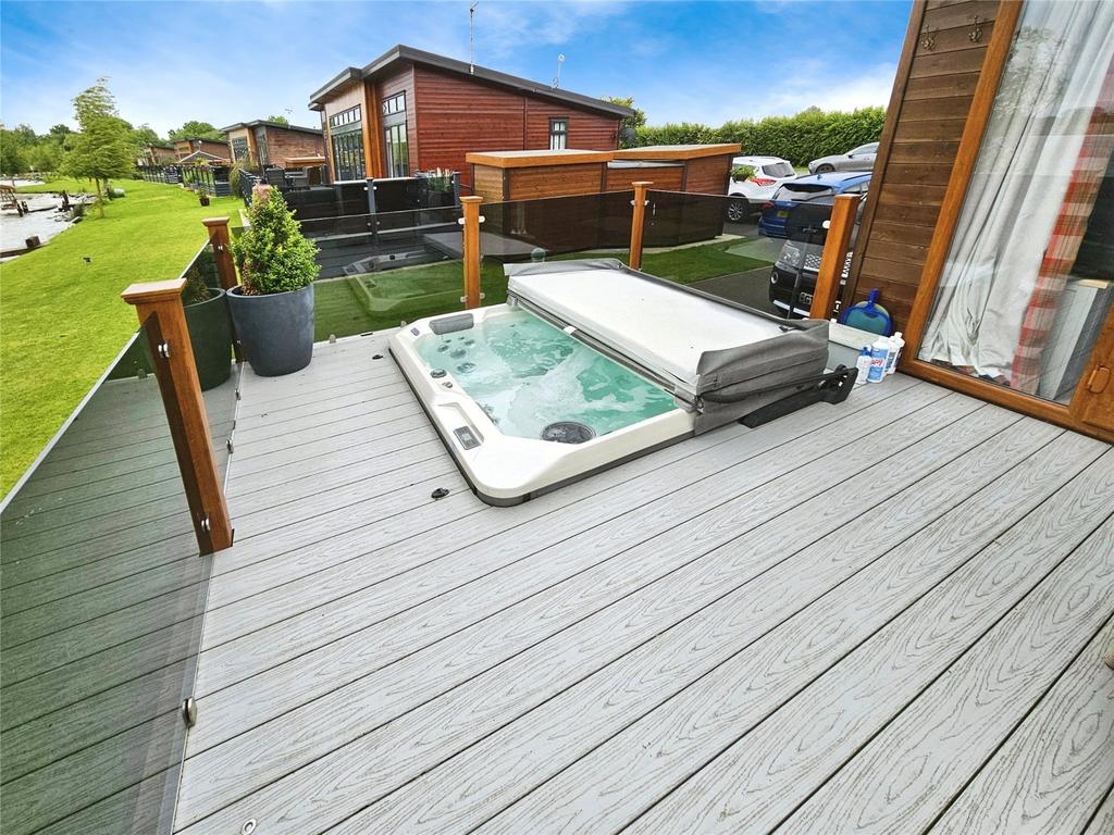 Woodward Lakes and Lodges, Doncaster DN3 2 bed bungalow for sale - £190,000