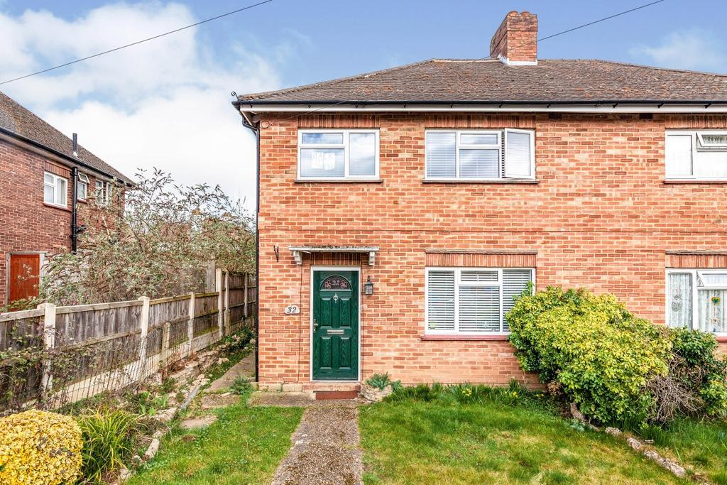 Ripley Avenue, Surrey TW20 4 bed semi-detached house - £2,800 pcm (£646 pw)