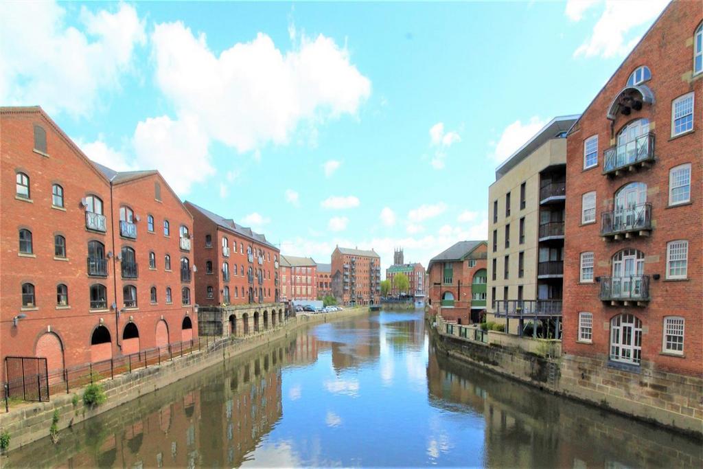 Riverside Court, Leeds 1 bed apartment - £875 pcm (£202 pw)