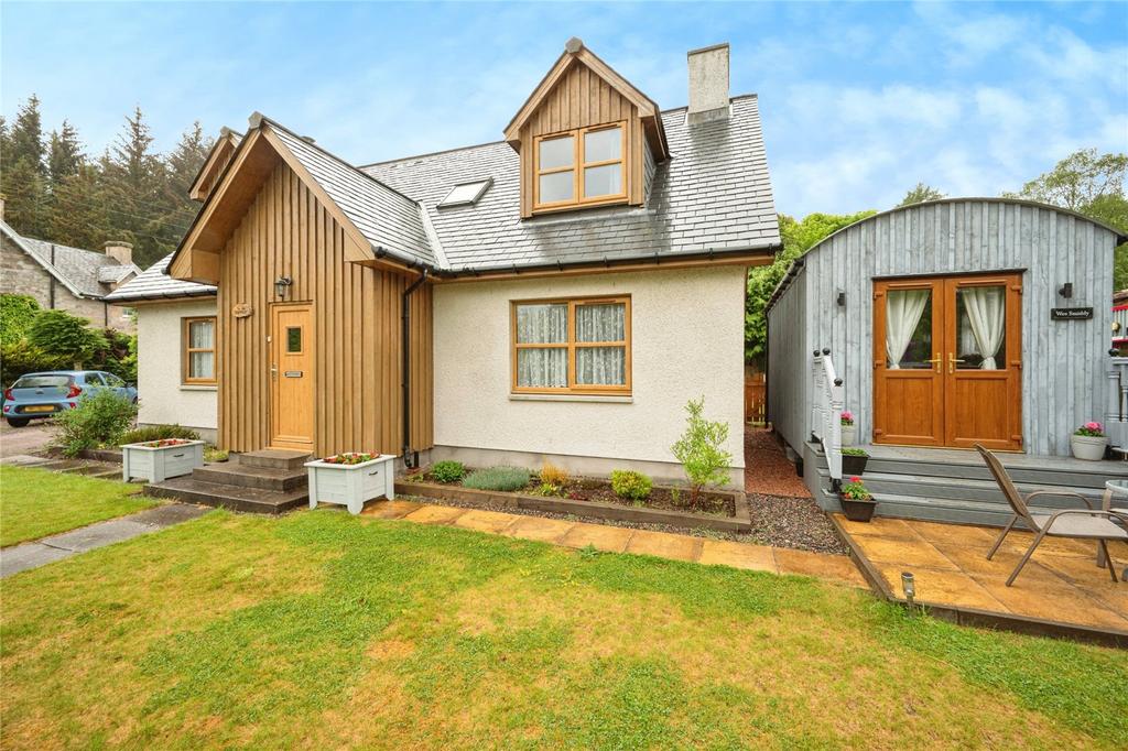 Dulnain Bridge, Highland PH26 3 bed detached house for sale - £300,000