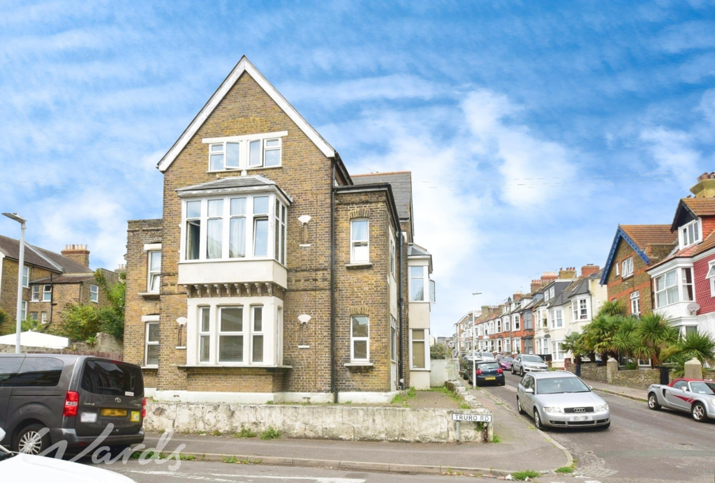 Albert Road Ramsgate CT11 1 bed apartment - £700 pcm (£162 pw)