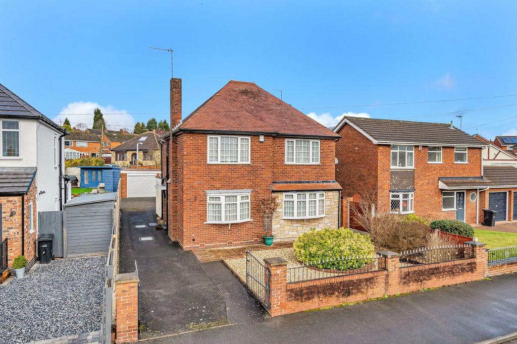 Acres Road, Brierley Hill DY5 3 bed detached house - £260,000