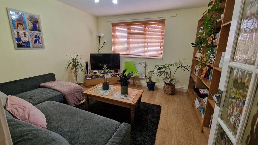 London SW19 4 bed terraced house - £2,700 pcm (£623 pw)