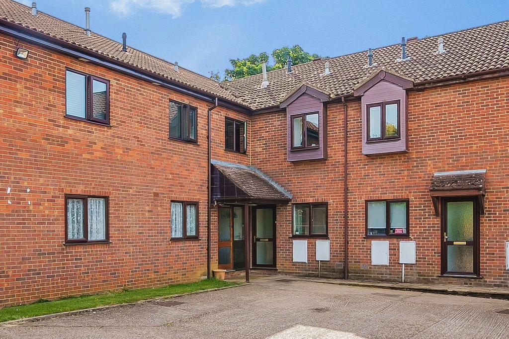 Glen Court, High Street, Flitwick... 2 bed terraced house - £260,000