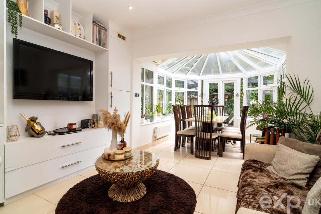 The Rise, London NW7 2 bed flat - £525,000