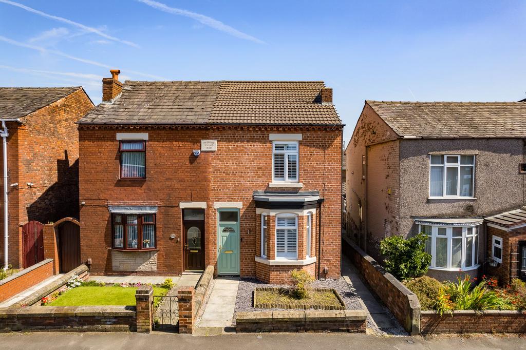 Wigan Road, Ashton-In-Makerfield, WN4 3 bed semi-detached house - £180,000