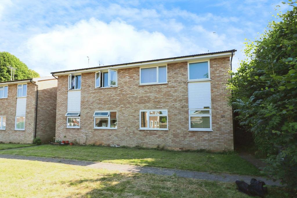Hampton Close, Bragbury End... 2 bed maisonette - £1,300 pcm (£300 pw)