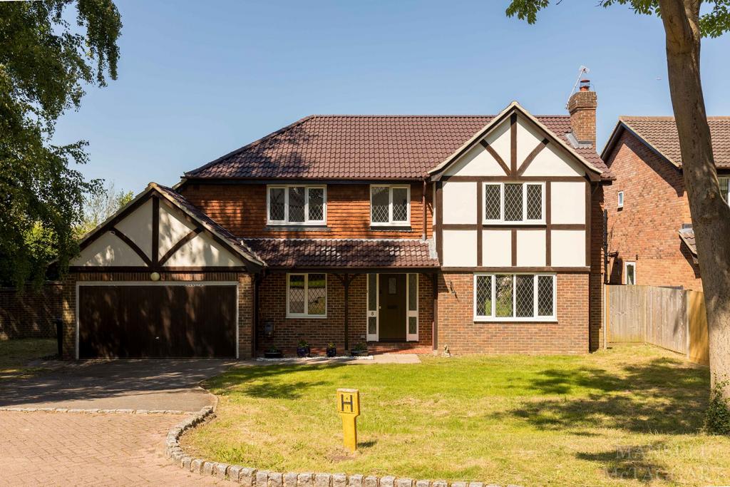 Kinnibrugh Drive, Lingfield RH7 5 bed detached house for sale - £925,000