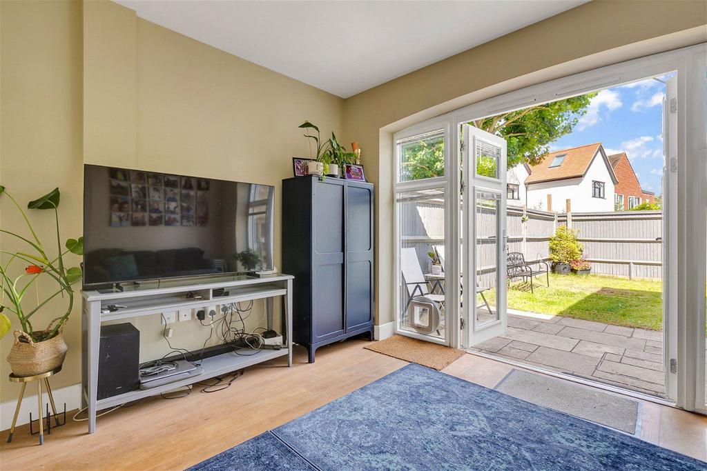 South Street, Epsom KT18 2 bed mews - £450,000