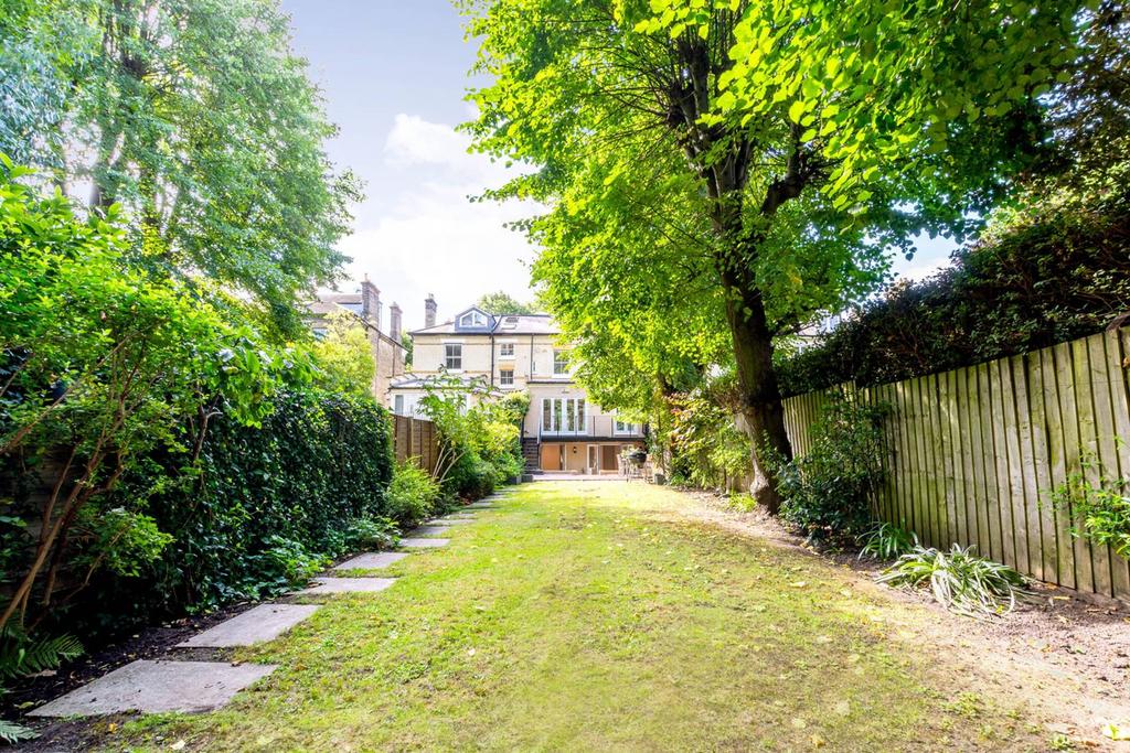 Oakhill Road, Putney, London, SW15 3 bed flat - £4,200 pcm (£969 pw)