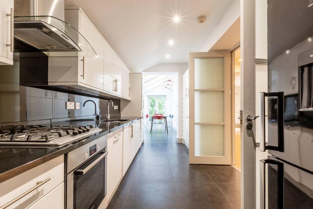 Oakhill Road, Putney, London, SW15 3 bed flat - £4,200 pcm (£969 pw)