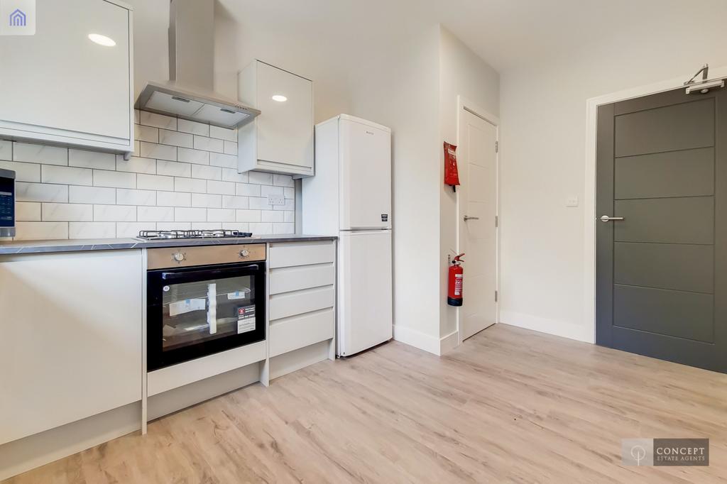 Ensuite Room, Tooting High Street, SW17 1 bed in a house share - £1,200 ...