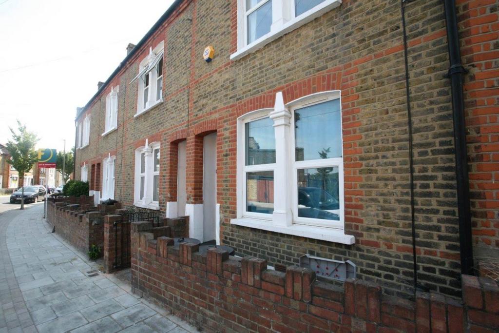 Amazing three Bedroom House in Lydden... 3 bed terraced house - £2,800 ...