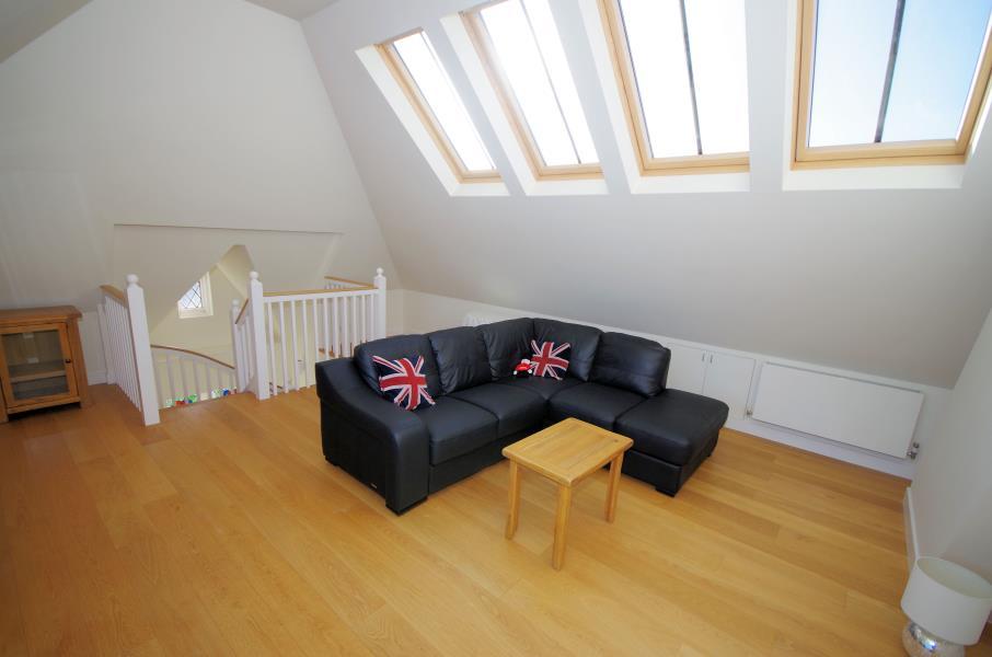 LONG LANE, LONDON N3 2 bed flat - £2,100 pcm (£485 pw)