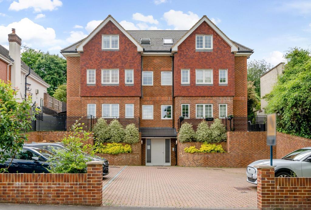 Riddlesdown Road, Purley CR8 3 bed apartment - £425,000