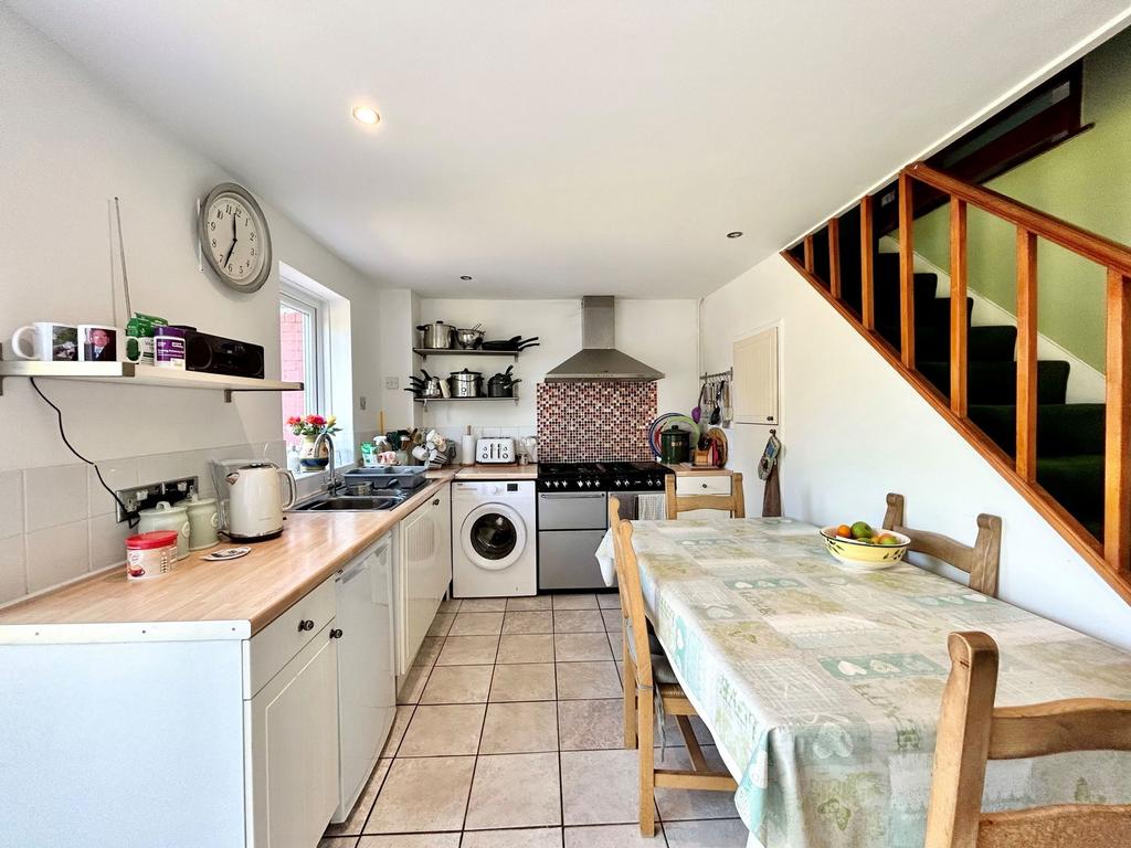 Landrail Road, Sittingbourne ME9 3 bed end of terrace house - £300,000