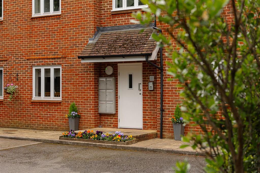 Charlwood Place, Reigate 2 bed apartment - £375,000