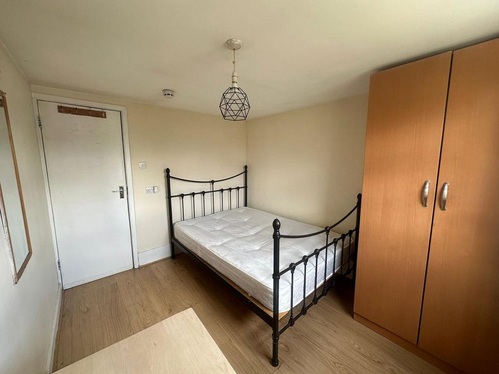 Holbrook Road, London E15 1 bed in a house share to rent - £775 pcm (£ ...