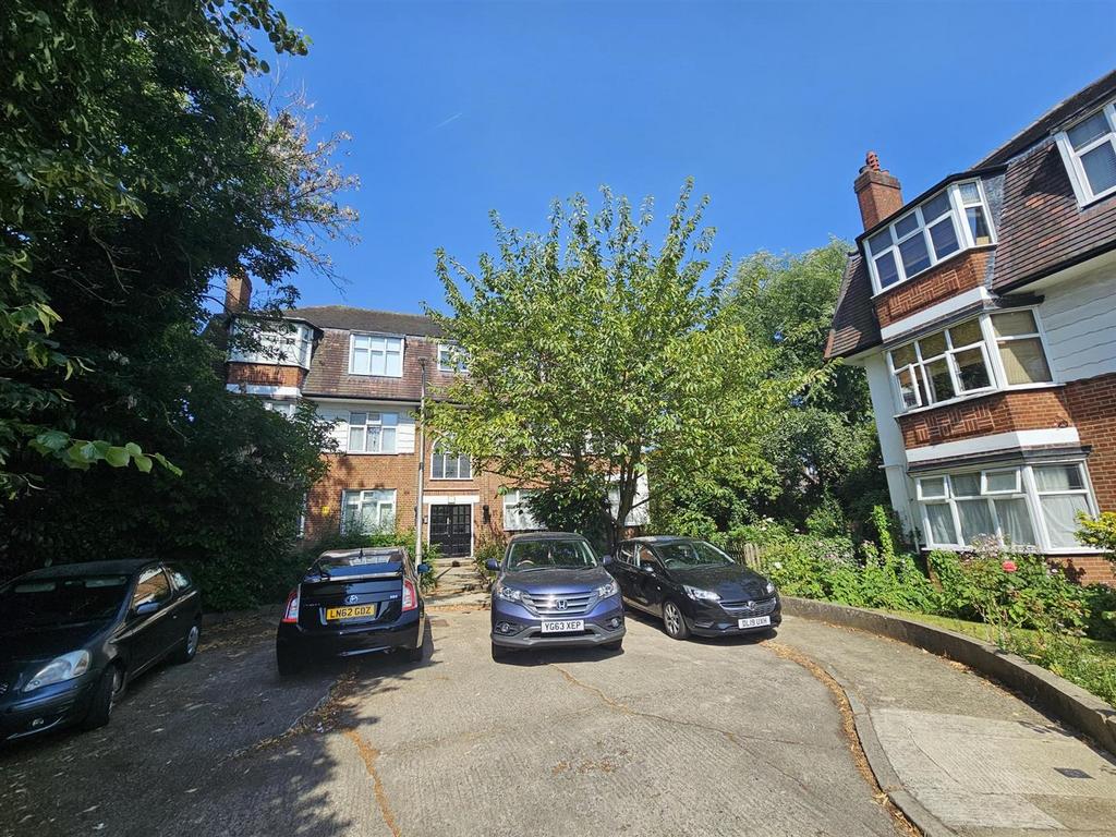 Churchfields, London E18 2 bed flat - £365,000