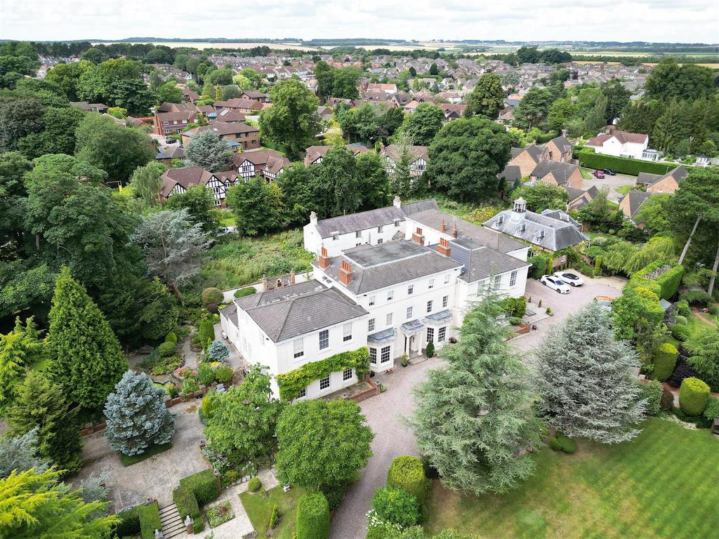 Hall Park, Swanland 2 bed apartment - £249,950
