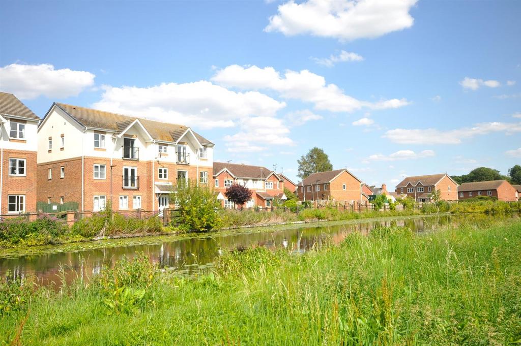Dunstan Drive, Thorne, Doncaster 3 bed apartment - £130,000