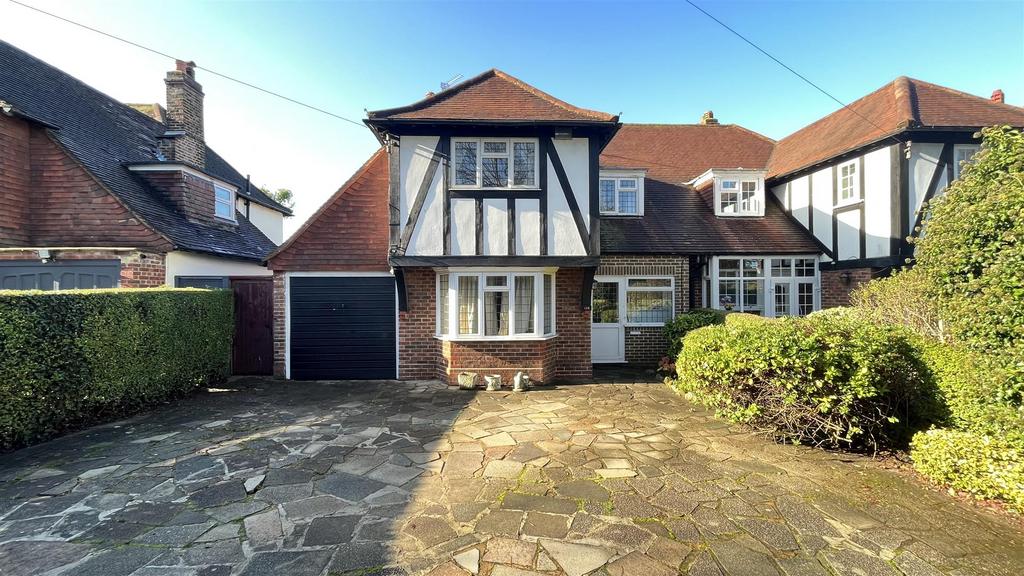 Belmont Rise, Sutton SM2 4 bed house to rent - £2,800 pcm (£646 pw)