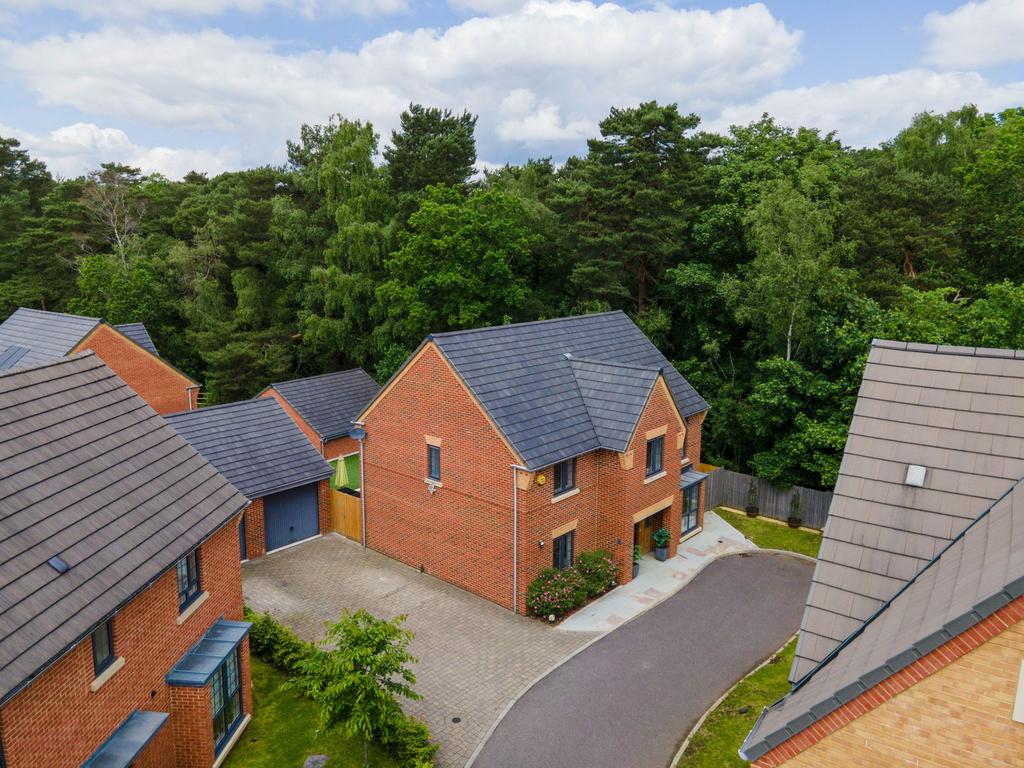 Bordon GU35 4 bed detached house - £660,000