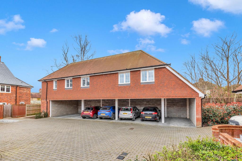 Midhurst GU29 2 bed apartment - £275,000
