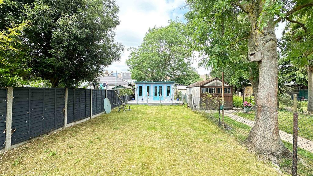 Carrington Road, Dartford DA1 5 bed semi-detached house - £525,000