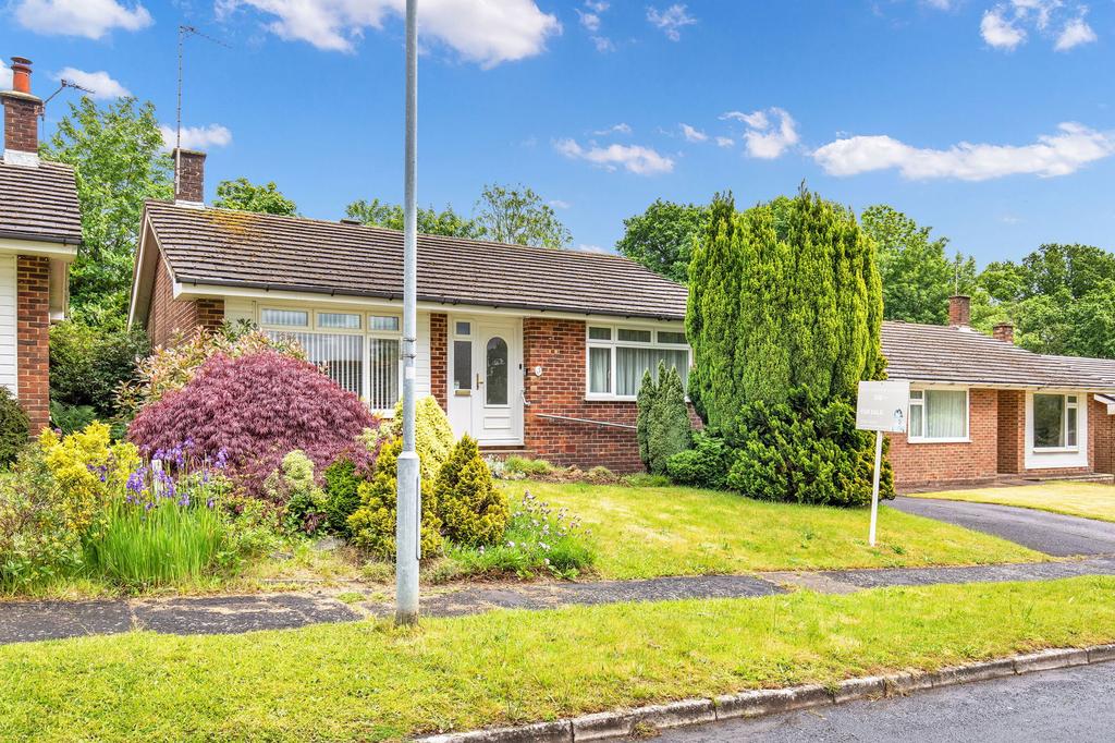 Brooklands Avenue, Crowborough TN6 3 bed detached bungalow - £405,000